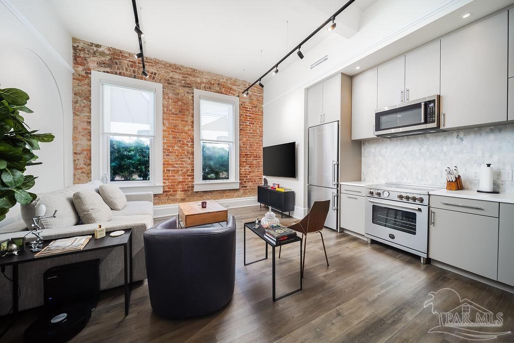 17 Palafox Pl, Pensacola, FL - lhrmls-02457233 - Beach-Homes.com